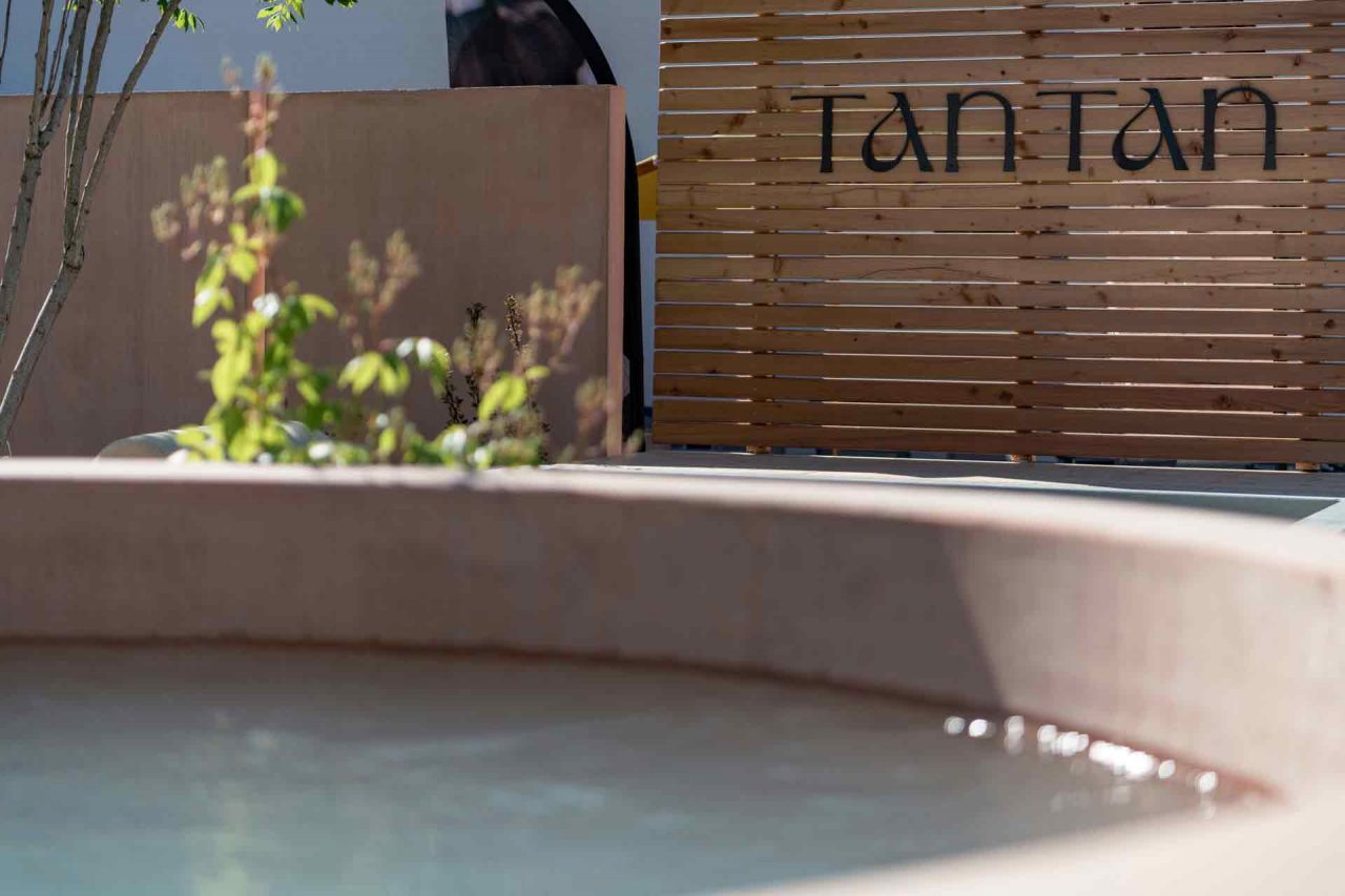 Wenn jeder Tag zu Urlaub und Inspiration wird: Betonpool SALAM